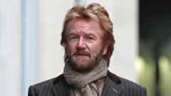 Noel Edmonds takes on Lloyds Bank with new radio station - BBC News