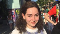 Obama avoids crowds outside Edinburgh charity dinner - BBC News