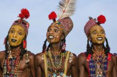 In pictures: The men competing for love in the deserts of Chad - BBC News