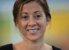 'Pioneer' jockey Hayley Turner takes part in final races - BBC News