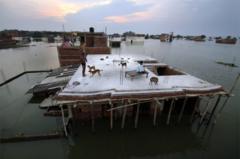India Ganges floods 'break previous records' - BBC News