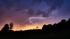 Lightning pictures: Spectacular storms light up England skies - BBC News