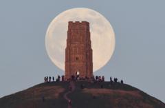 In pictures: Stunning Wolf Moon dazzles around the world - BBC News