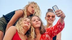 Boys more 'cliquey' than girls - BBC News