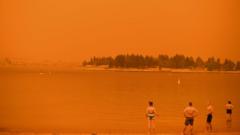 Perth bushfire: Evacuations as dozens of homes destroyed - BBC News