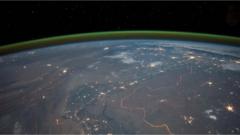 Mars: Green glow detected on the Red Planet - BBC News