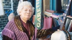 Coronation Street: Tributes paid to actress Jean Alexander - BBC News