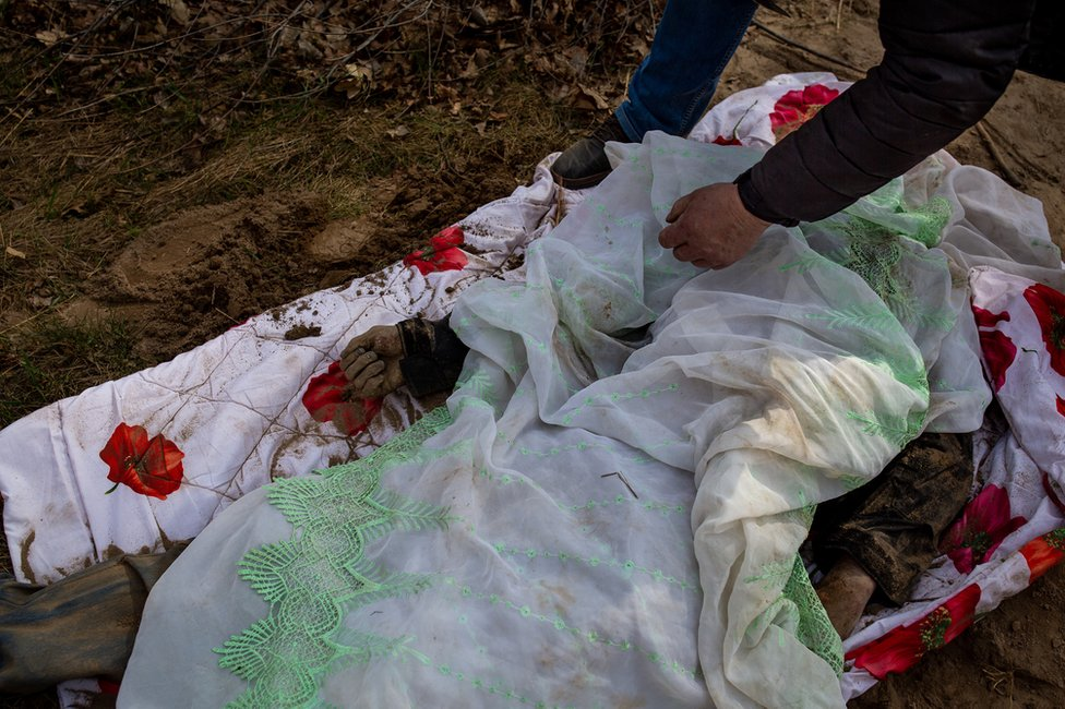 Collecting the dead in Bucha - BBC News