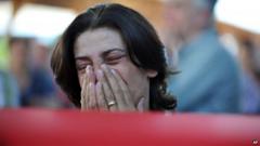 Suruc massacre: Mass funeral for Turkey bombing victims - BBC News