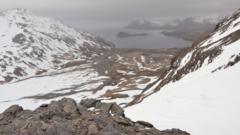 Walking in Shackleton's footsteps - BBC News