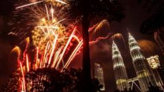 New Year celebrations: Global festivities welcome 2017 - BBC News