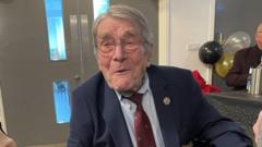 East Bergholt WW2 veteran Walter Nixon dies aged 101 - BBC News