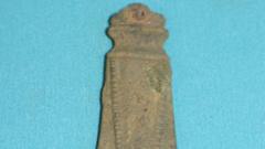 'Outstanding' Roman relics discovered at roadside - BBC News