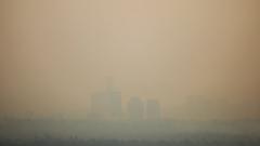Mexico City pollution: Residents urged to stay indoors - BBC News
