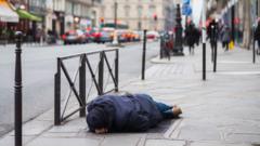 Homeless in Paris: Is there a solution? - BBC News