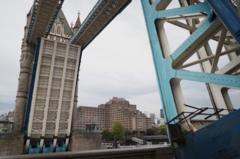 London's Tower Bridge reopens after technical failure - BBC News