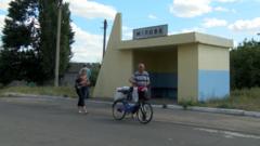 Ukraine crisis: Life on street dividing Ukraine and Russia - BBC News