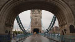 London's Tower Bridge reopens after technical failure - BBC News