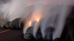 Kilauea volcano: 'Lava bomb' injures 23 on Hawaii boat - BBC News