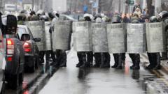 Belarus protests: Hundreds arrested after defying ban - BBC News