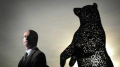 Bear sculpture to honour John Muir unveiled in Dunbar - BBC News