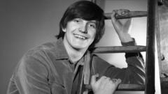Wayne Fontana: 1960s pop star dies at 74 - BBC News