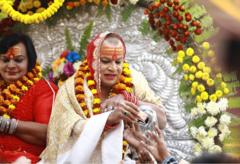 India transgender gurus in landmark Hindu procession - BBC News