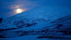 Your pictures: Super blue Moon lights up Scotland's skies - BBC News
