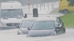 Flash flooding in Cardiff after thunderstorm - BBC News