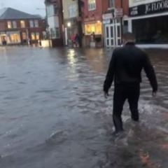 Worksop: Heavy rainfall causes flash flooding in town - BBC News