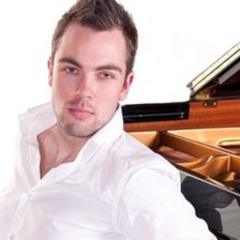 One-handed pianist Nicholas McCarthy 'an inspiration' - BBC News