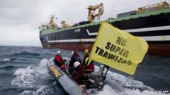 Australia rallies support for super-trawler vote - BBC News