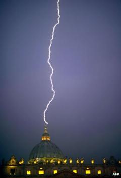 What is the chance of lightning striking St Peter's? - BBC News