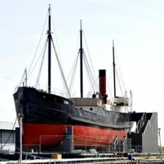 Prince visits oldest steamship SS Robin - BBC News