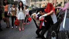 Day in pictures: 2 October 2013 - BBC News