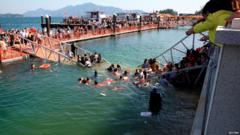 Day in pictures: 14 October 2013 - BBC News