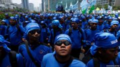 Day in pictures: 17 October 2013 - BBC News