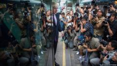 Day in pictures: 18 October 2013 - BBC News