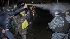 Ukraine ex-minister Lutsenko hurt in clashes in Kiev - BBC News