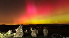 Northern Lights shine across Northern Ireland - BBC News