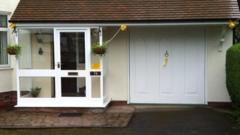 Stephen Sutton: Funeral held after Twitter 'thumbs up' - BBC News