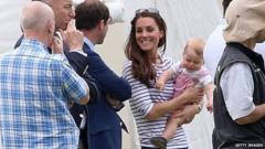 Prince George photographed walking - BBC News