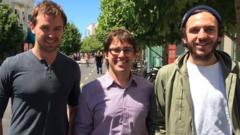 Facebook experiments with vanishing posts - BBC News