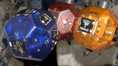 Nasa equips space robots with smartphones - BBC News