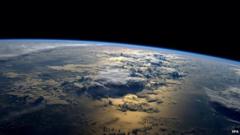 Nasa: Asteroid 2014 RC flies past Earth - BBC News