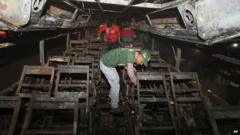 Dozens die in bus crash near Pakistani city of Karachi - BBC News