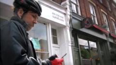Deliveroo: Making it easier to get a takeaway meal - BBC News