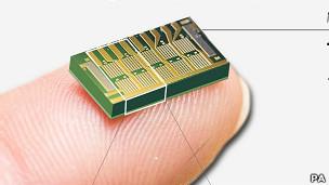 Prueban con éxito microchip revolucionario que libera medicamentos bajo ...