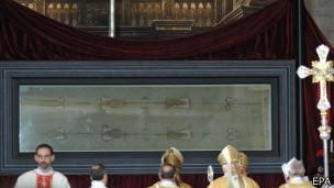 El Sudario de Turín vuelve a ser expuesto tras 5 años de espera - BBC ...