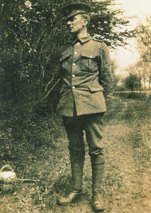 Newly discovered photographs by poet Edward Thomas - BBC News